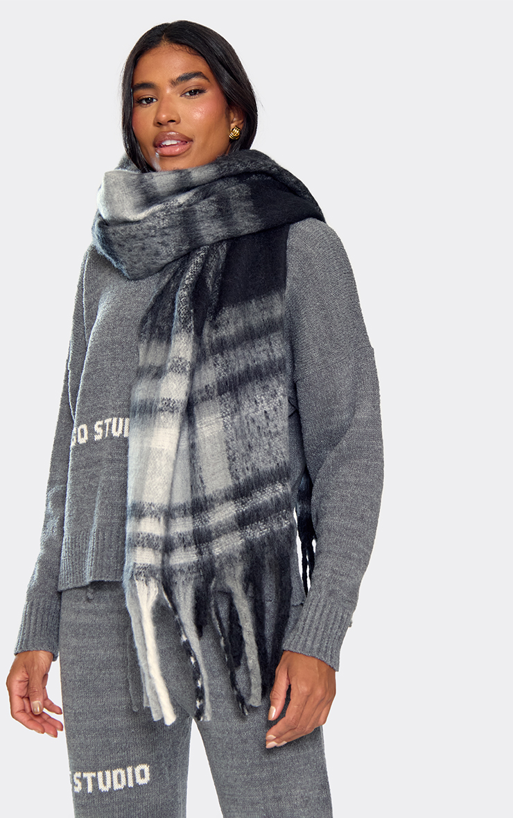 Oversized Fringe Hem Chunky Scarf In Grey Checked Print Knit | EGO US | EGO