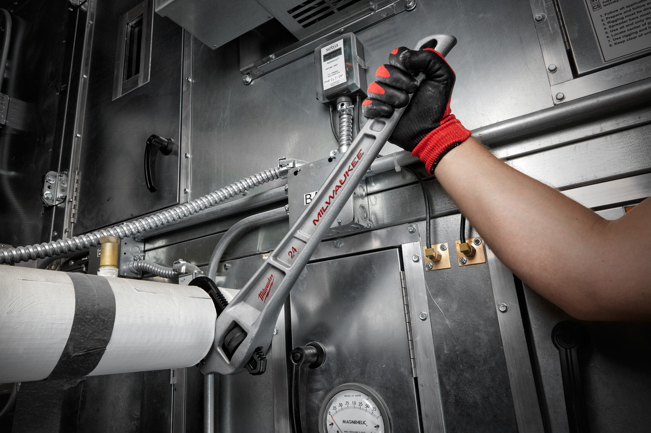 Milwaukee 48-22-7182 - 24 in. Aluminum Offset Pipe Wrench - Canucktools ...
