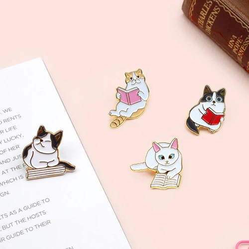 Bookfriends Lovely cat reading a book badge | fallindesign
