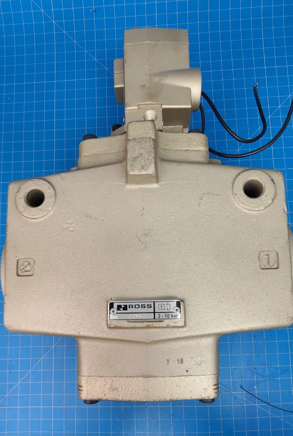 Ross Controls Directional Control Valve with W517C79105 Pilot 2771B9001