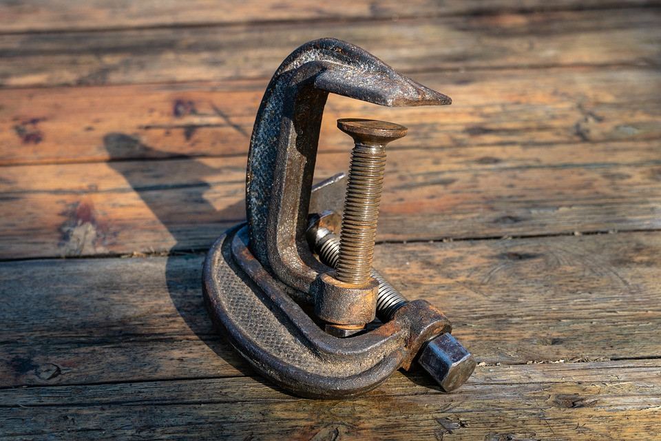 5 Safety Tips to Follow When Using a Clamp - SafetyCompany.com