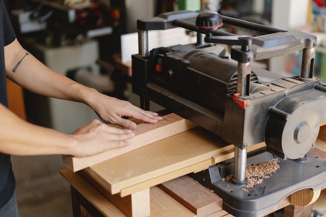 4 Safety Tips to Follow When Using a Planer - SafetyCompany.com