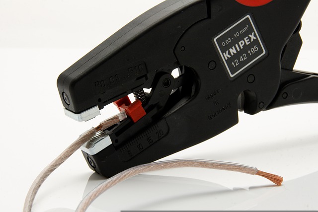 5 Safety Tips to Follow When Stripping Wire - SafetyCompany.com