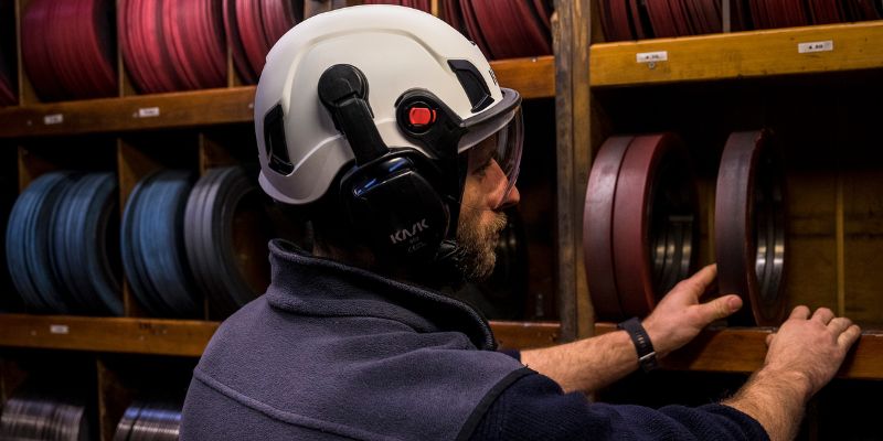 How to Wear a Hard Hat: A Complete Guide for Maximum Safety - Jendco ...