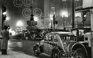 32139082-Piccadilly Circus by Night in 1937 . REXSCANPIX. - Newsprints