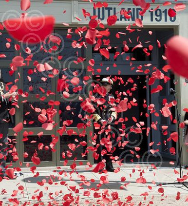 33204322-POPPY SHOWER. THE PRINCESS ROYAL AT THE OPENING OF THE BATTLE ...