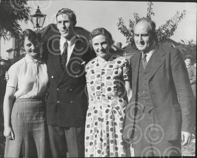 32607538-Athlete Sir Roger Bannister with his Mother, Father and sister ...
