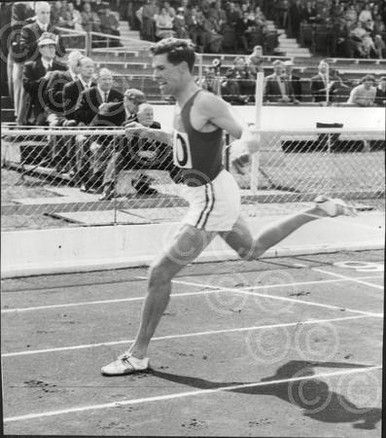 33339919-John Wrighton, athlete, in action. . REXSCANPIX. - Newsprints