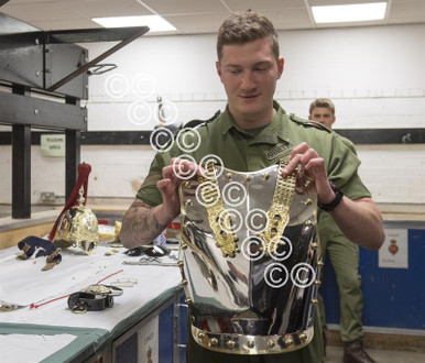 36342389-Picture - Mark Large . . . 09. 04. 18 A behind-the-scenes Day ...