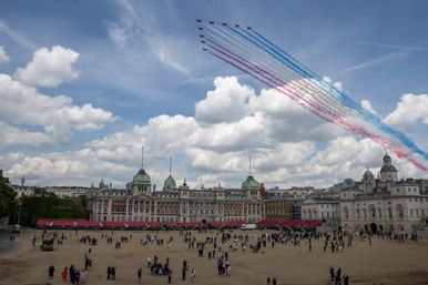 39508333-LONDON, ENGLAND - JUNE 02: The RAF Red Arrows perform a ...