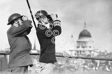 35546902-Plane spotters on watch on the roof of the Daily Mail building ...