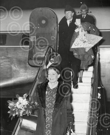 34555124-Actor Sir Michael Redgrave and wife returning to London ...