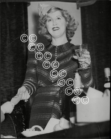 34758109-Actress Dorothy Ward . . - Newsprints