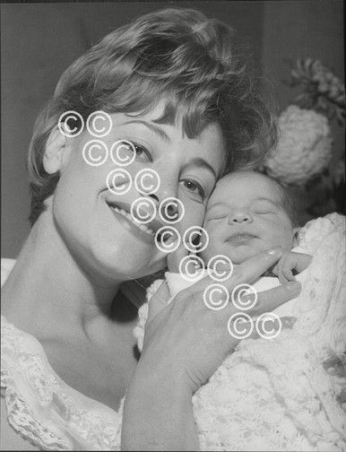 34866578-Actress and singer Stephanie Voss with her new baby daughter ...