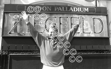 34872797-Tommy Steele, Actor outside the London Palladium Tommy Steele ...