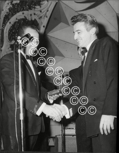 34914884-Weekend editor David Hill left , presents actor Bill Simpson ...