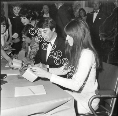 34914923-Actor John Carlisle, and TV presenter Cathy McGowan, signing ...