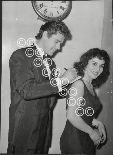 34914963-Actor Gordon Scott, signing an autograph for a fan at the ...