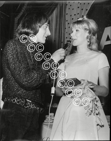 34914968-DJ Stuart Henry, talking to actress Susan Hampshire, at the ...