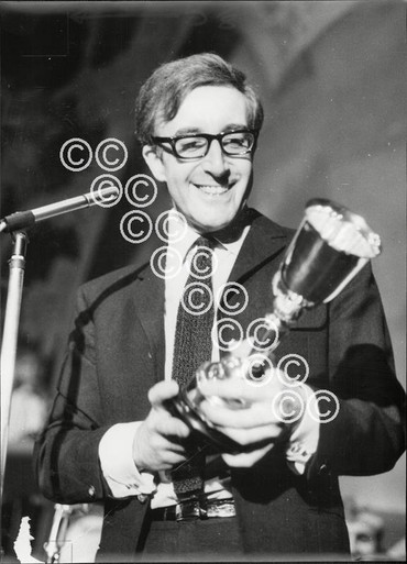 34914975-Actor Peter Sellers with his award at the Weekend Mail Ball ...
