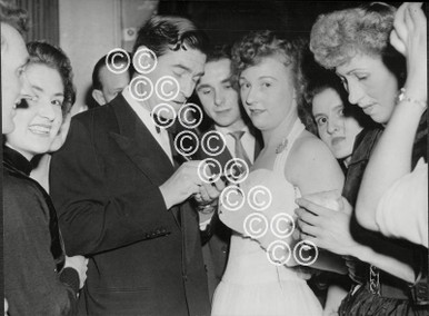 34915108-Canadian actor Robert Beatty gives his autograph to reader ...