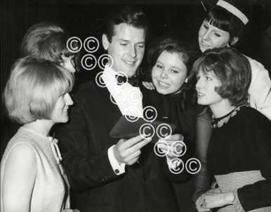 34915369-Actor Roger Moore admires his award, at the Weekend Mail Ball ...