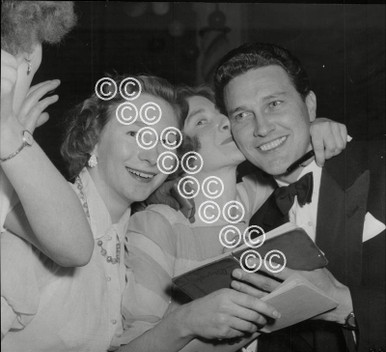 34915373-Actor Terence Morgan, signing an autograph for a fan at the ...