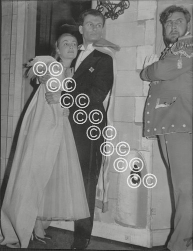 35121827-Sir Peter Ustinov DEAD 03 2004 Far Right with Katie Vail and ...