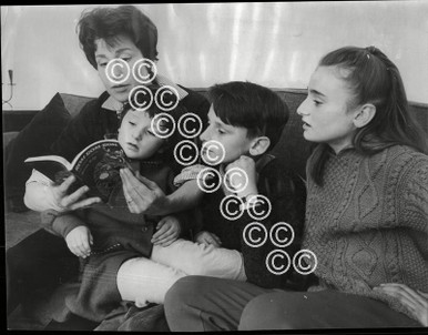 35678540-Ann Morrish Actress with his children at home . - Newsprints