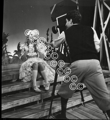 35713893-Actress Sheila White as Mary Pickford with actor Ron Berglas ...