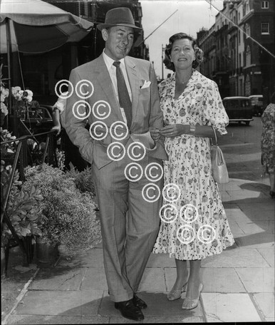 35744794-Actor Michael Wilding and his wife Susan stop to look at a ...