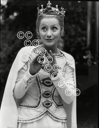35806567-Amanda Reiss as Princess Katherine in an open air theatre ...