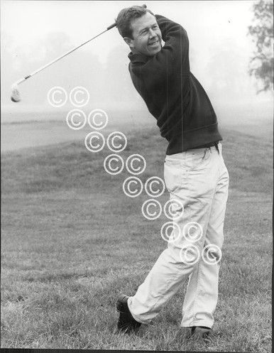 36311591-Michael Medwin, actor, playing golf, 1960. . - Newsprints