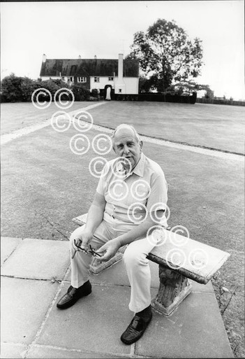 36854123-Actor Robert Morley outside his home . - Newsprints