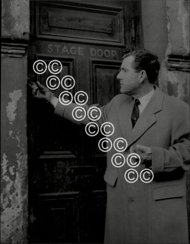 36862892-Actor Kenneth More Died 7 82 at the stage door of the Grand ...