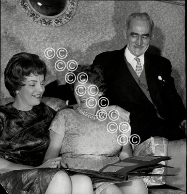 37397502-Albert Finney senior, the Salford Bookmaker with his wife ...