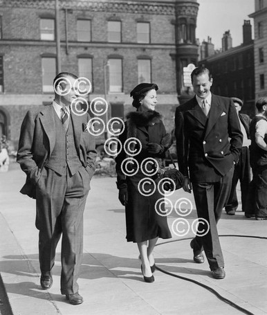 37754707-L-R: Laurence Olivier, Vivien Leigh with playwright Terence ...