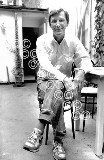 37994303-Actor Tom Bell at his London home. . - Newsprints