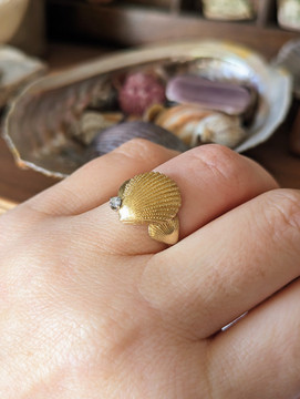 Seashell & Diamond 14k Gold Vintage Ring. - Addy's Vintage