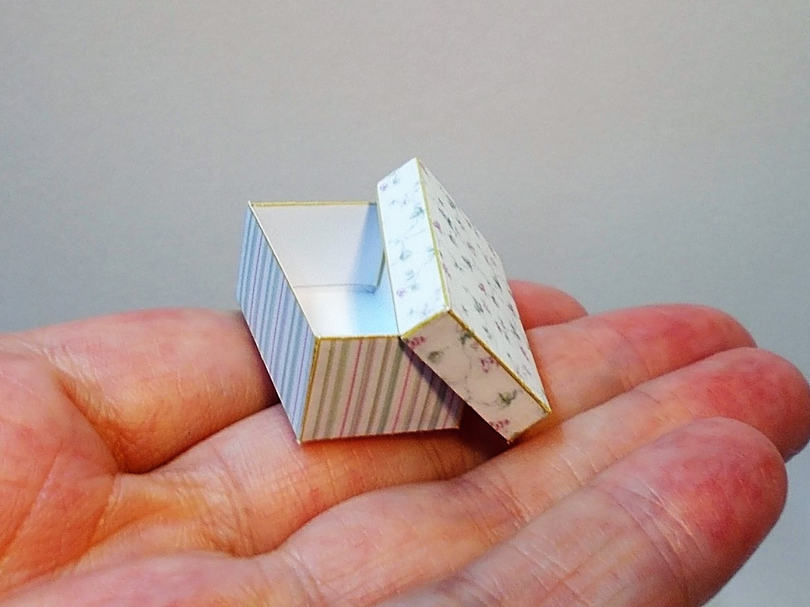Kit - Shoe Boxes No1 - 6 boxes & poster - ZENA'S MINIATURES