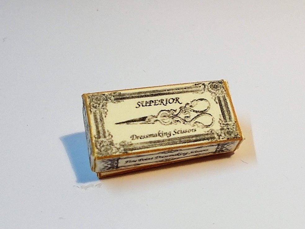 Vintage scissors with box - ZENA'S MINIATURES