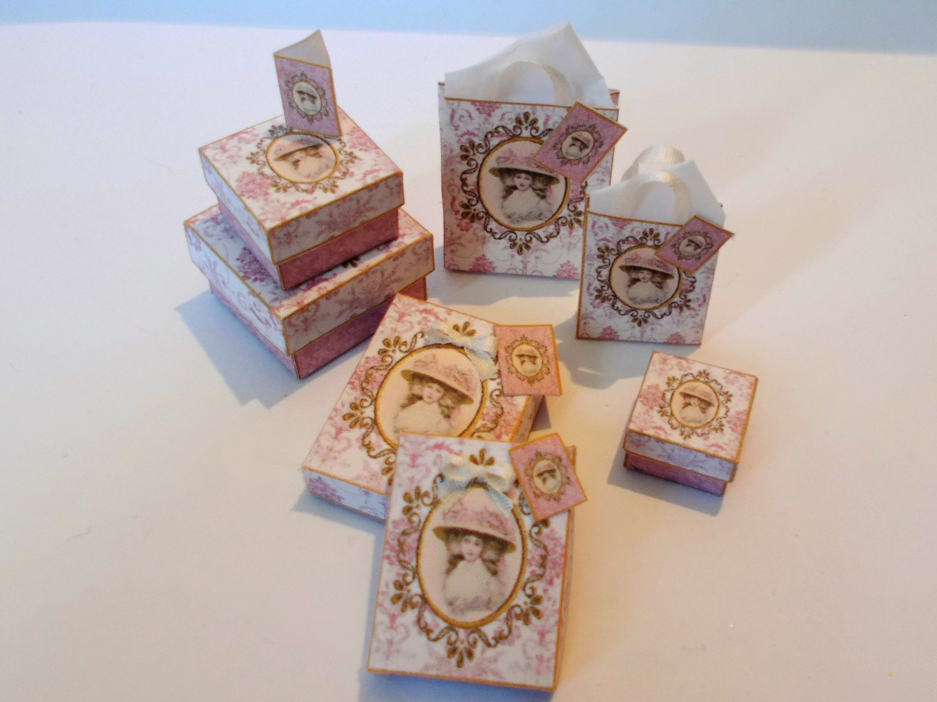 Download - Pink Lady Presentation Boxes & Bags - ZENA'S MINIATURES
