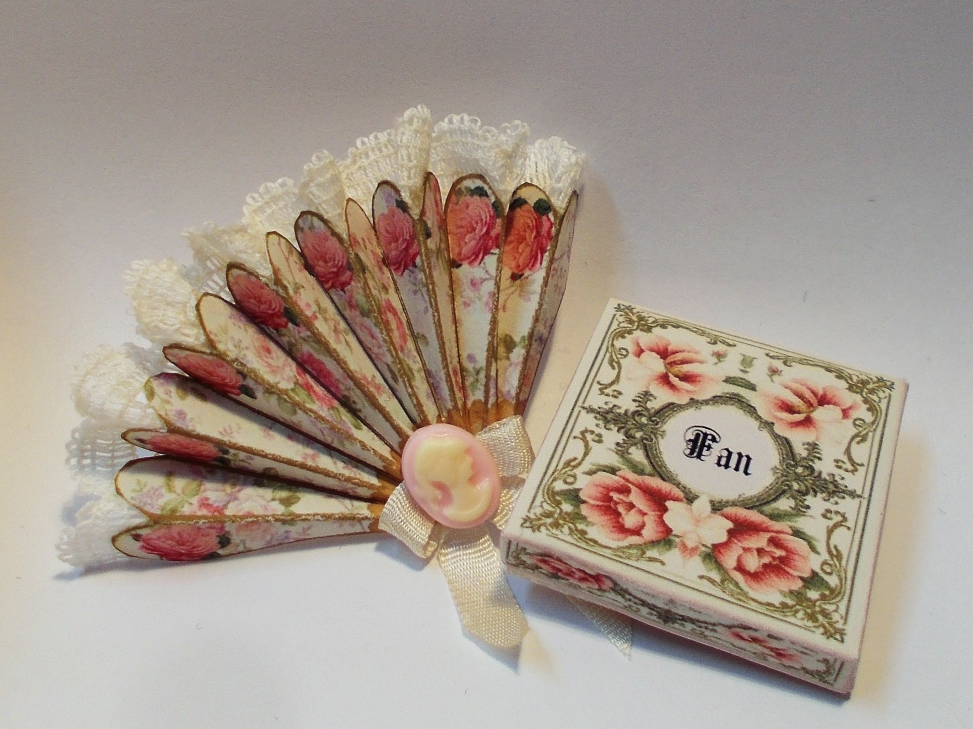 Esther Fan with Box - ZENA'S MINIATURES