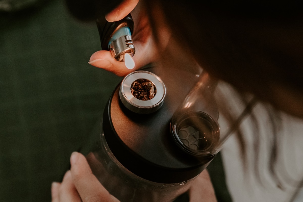 What Happens When You Don't Clean Your Bong? - Puffr