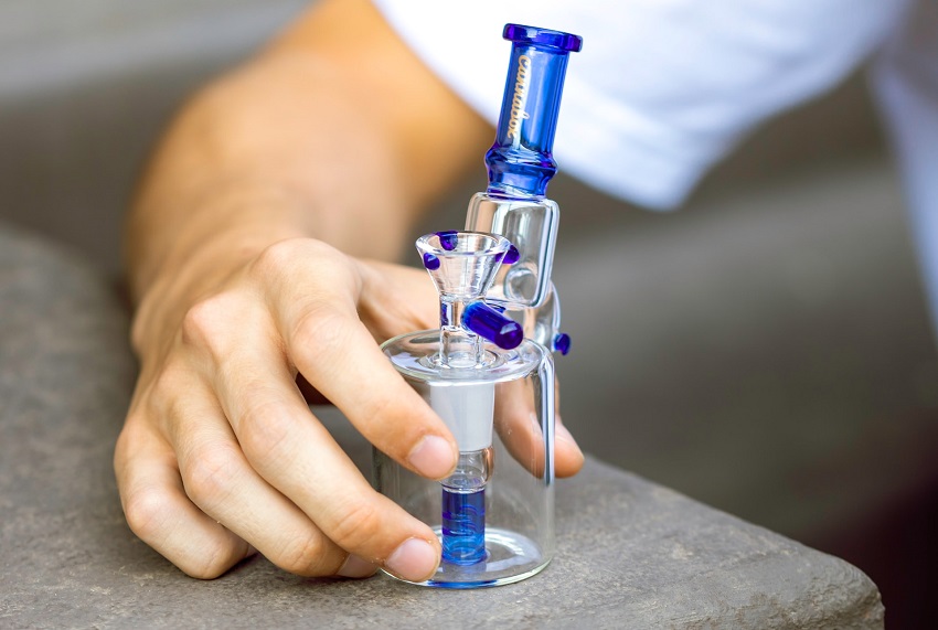 Does Bong Size Matter? - Puffr