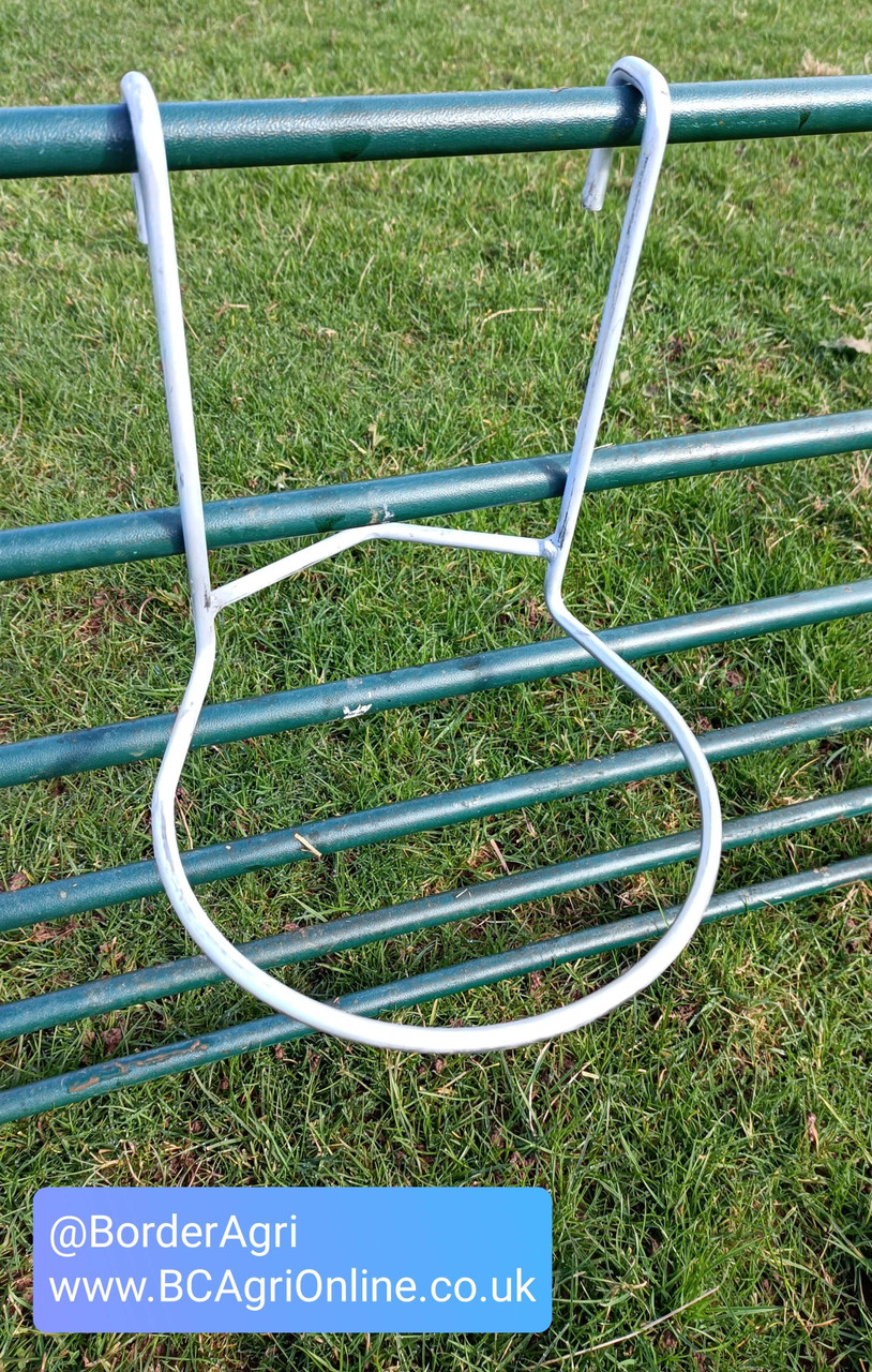 Single metal hook on gate bucket holder