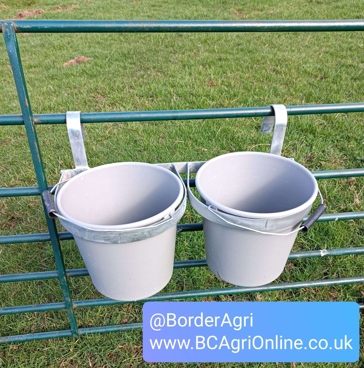 Double metal hook on gate water / feed bucket holder