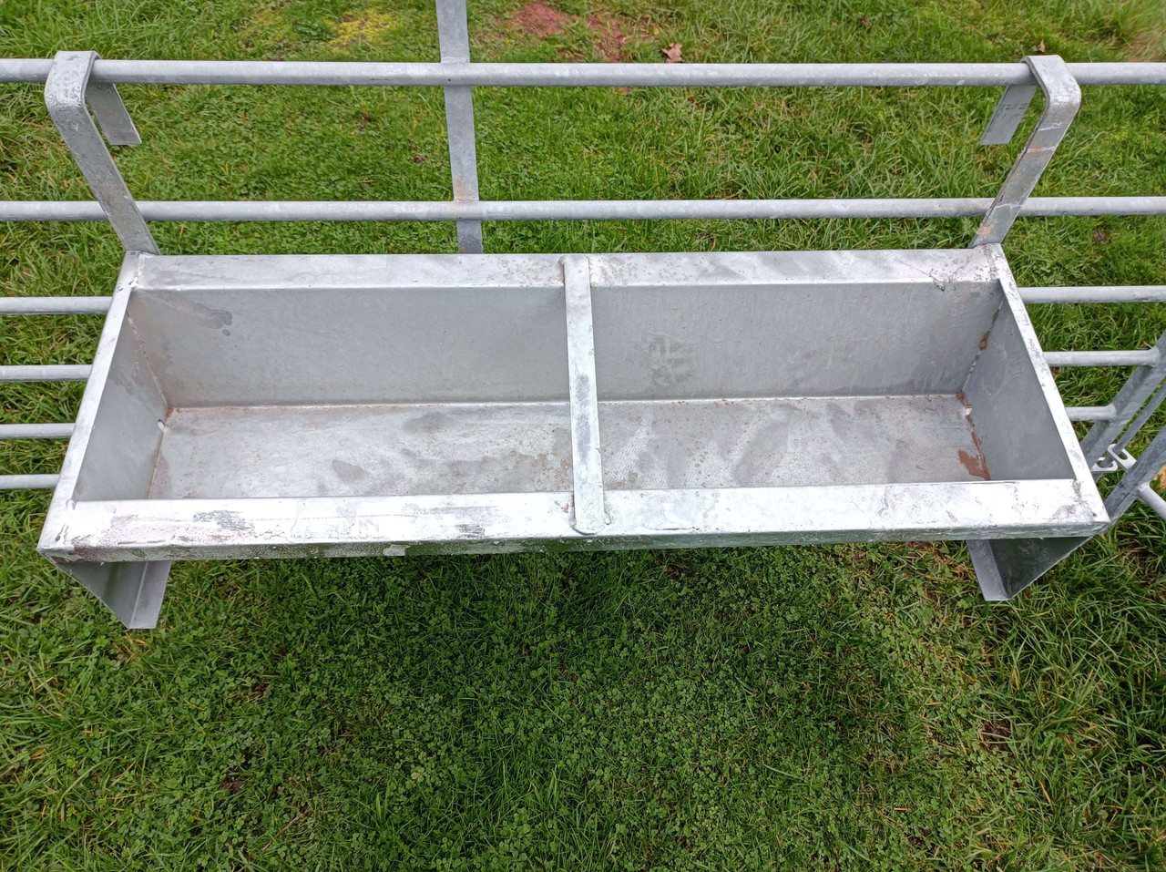 Hook On Gate Feed Trough