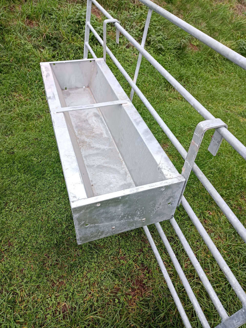 Hook On Gate Feed Trough