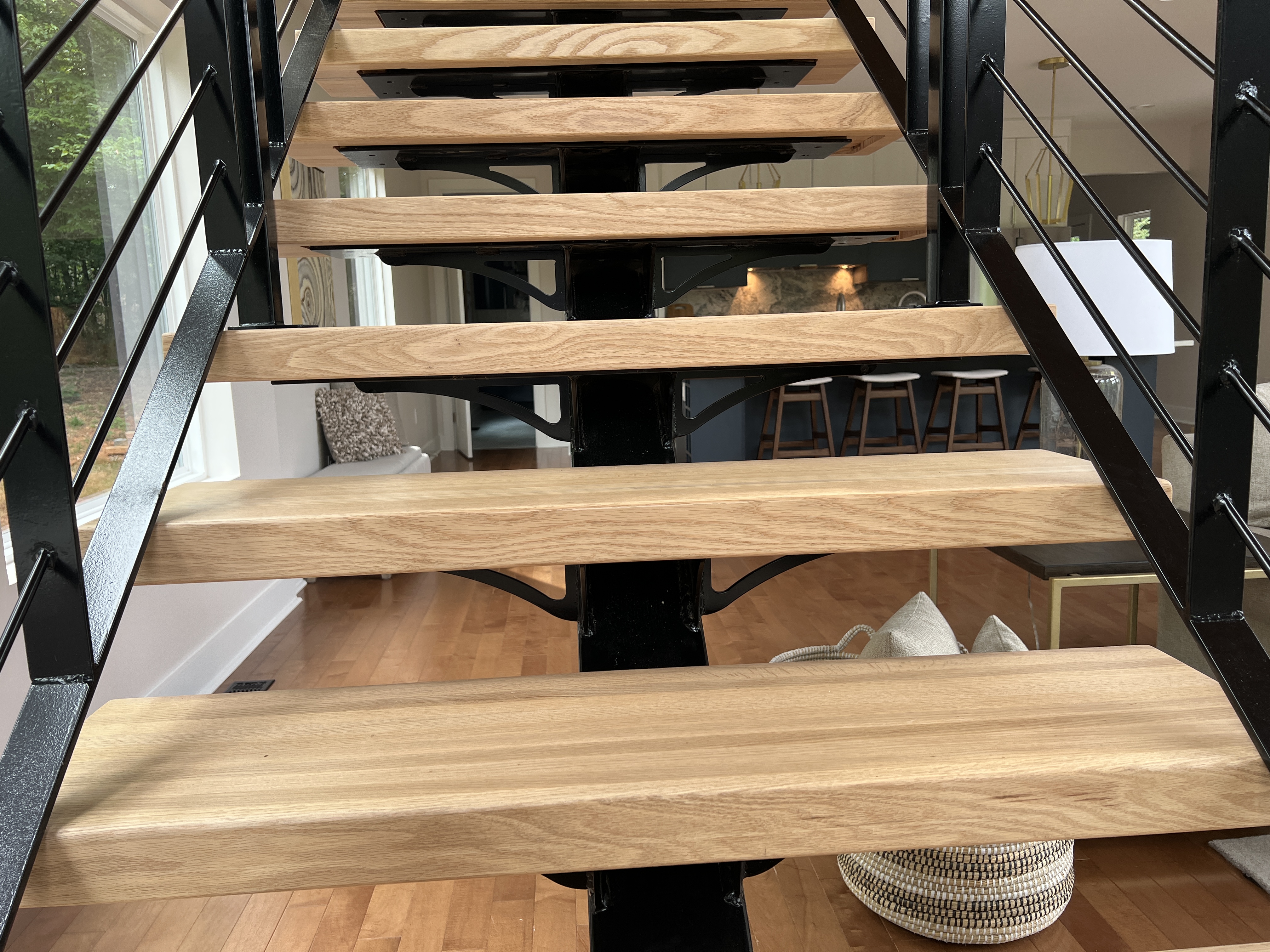 Floating Stairs vs. Mono-Stringer Staircases: How Dec-Iron Staircases ...